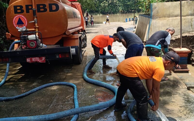 BPBD Ngawi bersama Warga bersihkan jalan dan selokan pasca banjir ... BPBD Ngawi bersama Warga bersihkan jalan dan selokan pasca banjir ...